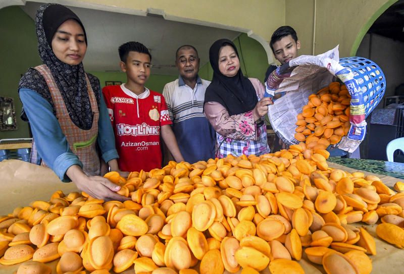 Nasib baik ada media sosial, kuih nekbat Rakiah kekal popular ketika ...