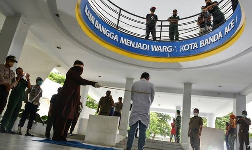 Hukuman sebat terbuka tetap berjalan di Aceh ketika pandemik Covid-19 ...