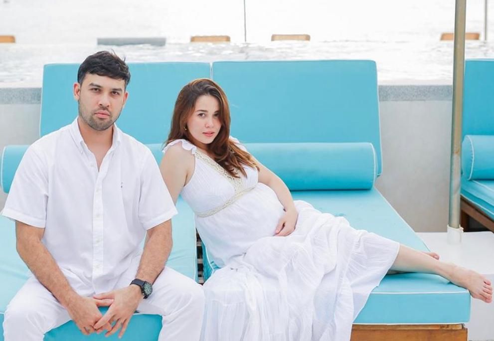 Tahniah! Emma Maembong kini hamil, tayang ‘baby bump’ di tepi pantai ...