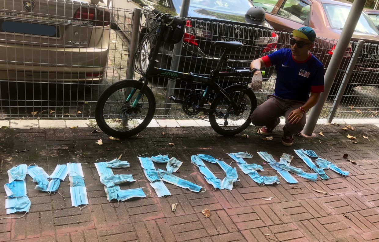 Berbasikal sambil kutip sampah, pengarah Matic terkilan face mask ...