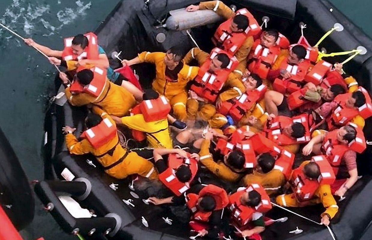 Dayang Topaz: 2 kru maut, 185 yang lain berjaya diselamatkan - Semasa ...