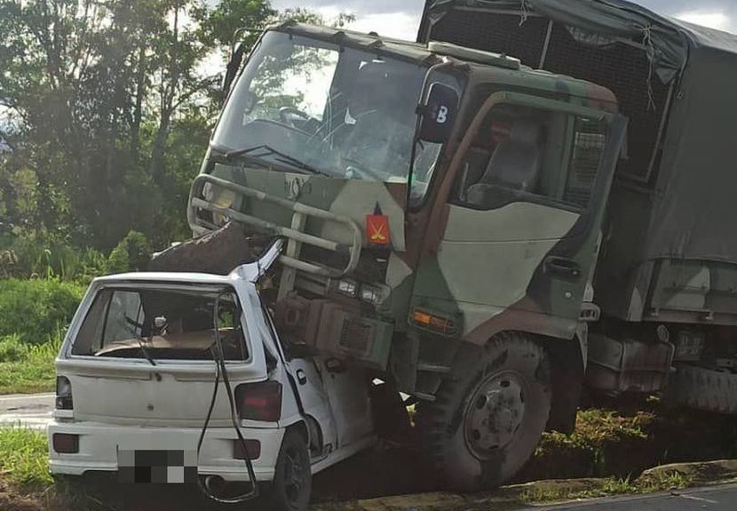 Bertembung trak tentera, anggota polis antara 3 maut - Semasa | mStar