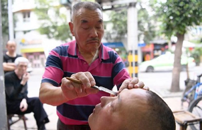 Tukang gunting rambut miliki 40 tahun pengalaman ‘cukur’ bola mata ...