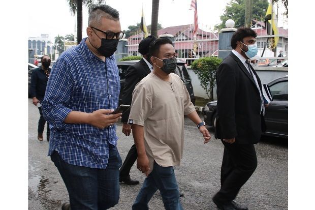 YouTuber ‘Apit Wan Lebo’ didakwa di mahkamah, mengaku tak bersalah - Semasa | mStar