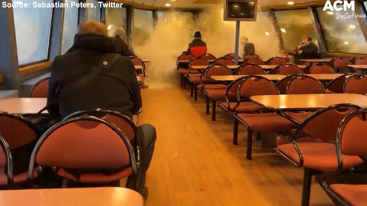 Cemas macam filem Titanic, penumpang terkejut feri dibadai ombak ...