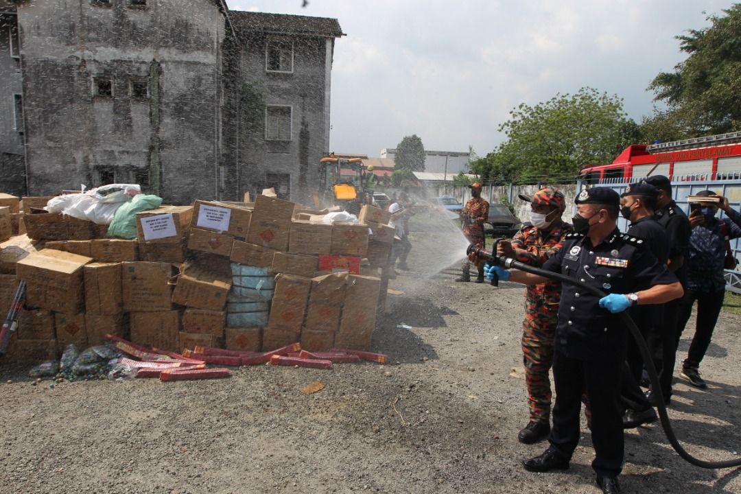 Kepulan asap menjulang ke langit, rupa-rupanya tempat pelupusan mercun ...