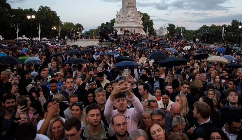 Britain berkabung... Ribuan penduduk berkumpul di pintu pagar Istana ...
