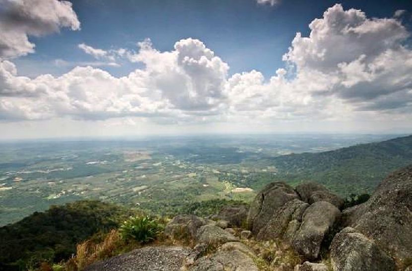 Trek ‘pacak’, laluan berakar... Gunung Datuk destinasi terbaik untuk ...