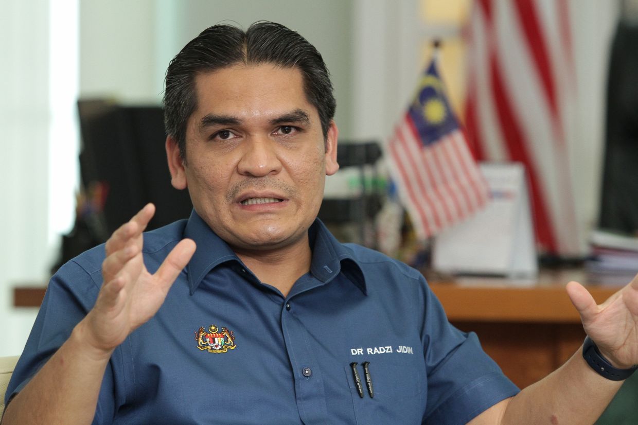 Isu Cikgu Fadli: Radzi Jidin akui tak boleh campur tangan keputusan ... Isu Cikgu Fadli: Radzi Jidin akui tak boleh campur tangan keputusan ...