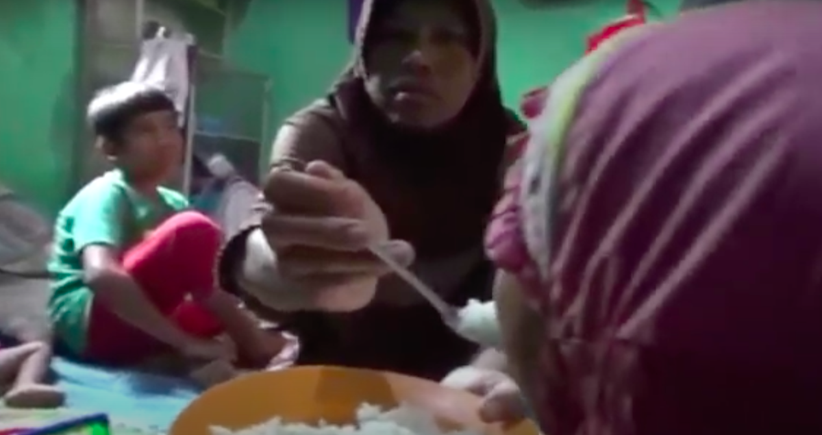 Suami isteri tinggal di bilik kecil... beri 9 anak makan nasi lauk garam, kadang-kadang disuruh ...