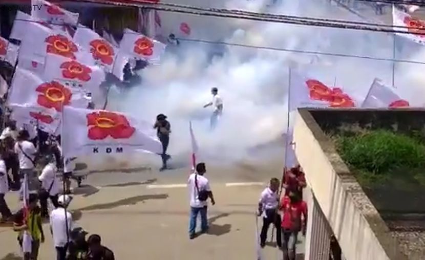 [V] Penyokong tolak polis, calon lari selamatkan diri! FRU lepaskan gas ...