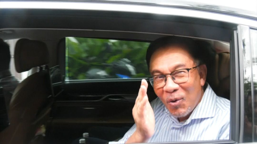 [V] “Nak tengok wayang” - Anwar nampak ceria, siap bergurau dengan wartawan - Semasa | mStar