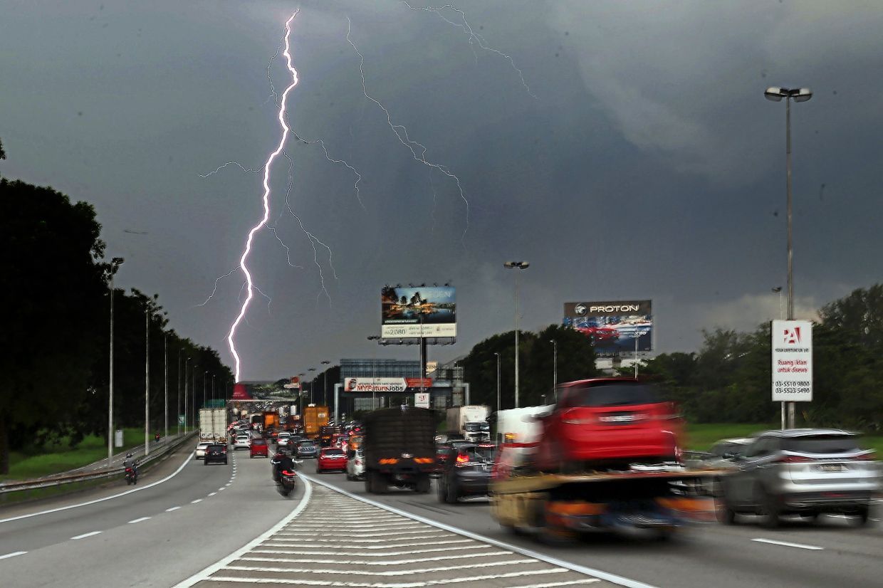 Panahan petir bawa maut... Ini 4 larangan yang anda wajib tahu ketika ...