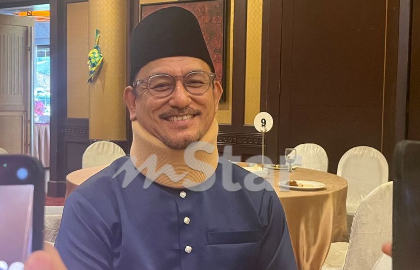 Riezman Khuzaimi terpaksa guna pendakap leher, selalu menunduk tengok ...