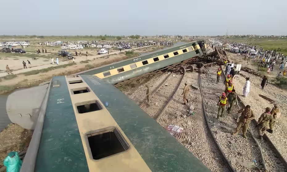 30 maut, 10 gerabak kereta api tergelincir di selatan Pakistan - Dunia ...