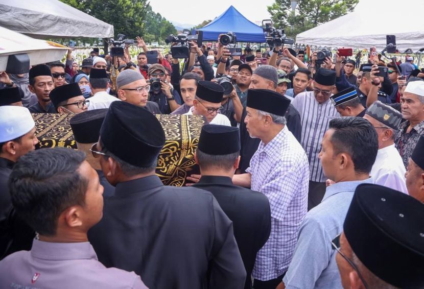 Suasana hiba ketika pengebumian Adun Pelangai... Ahmad Zahid, Ismail ...