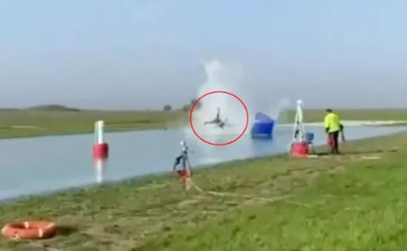 Penerjun udara maut terjatuh dalam air ketika sertai acara sempena hari ...