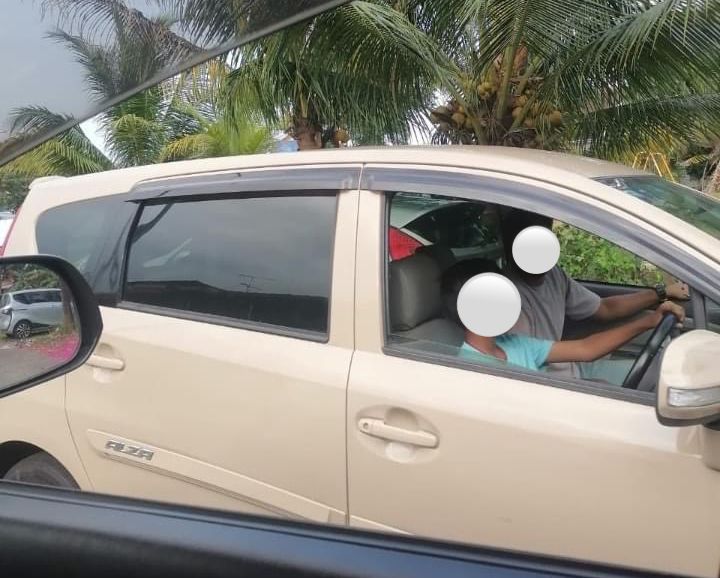 Cari penyakit! Lelaki duduk di seat penumpang sambil kereta dipandu ...