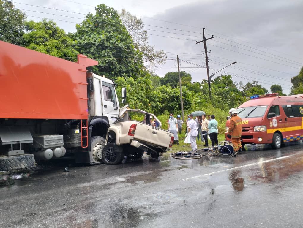 Kemalangan ngeri trak pikap berlanggar lori batu libatkan 3 mangsa ...