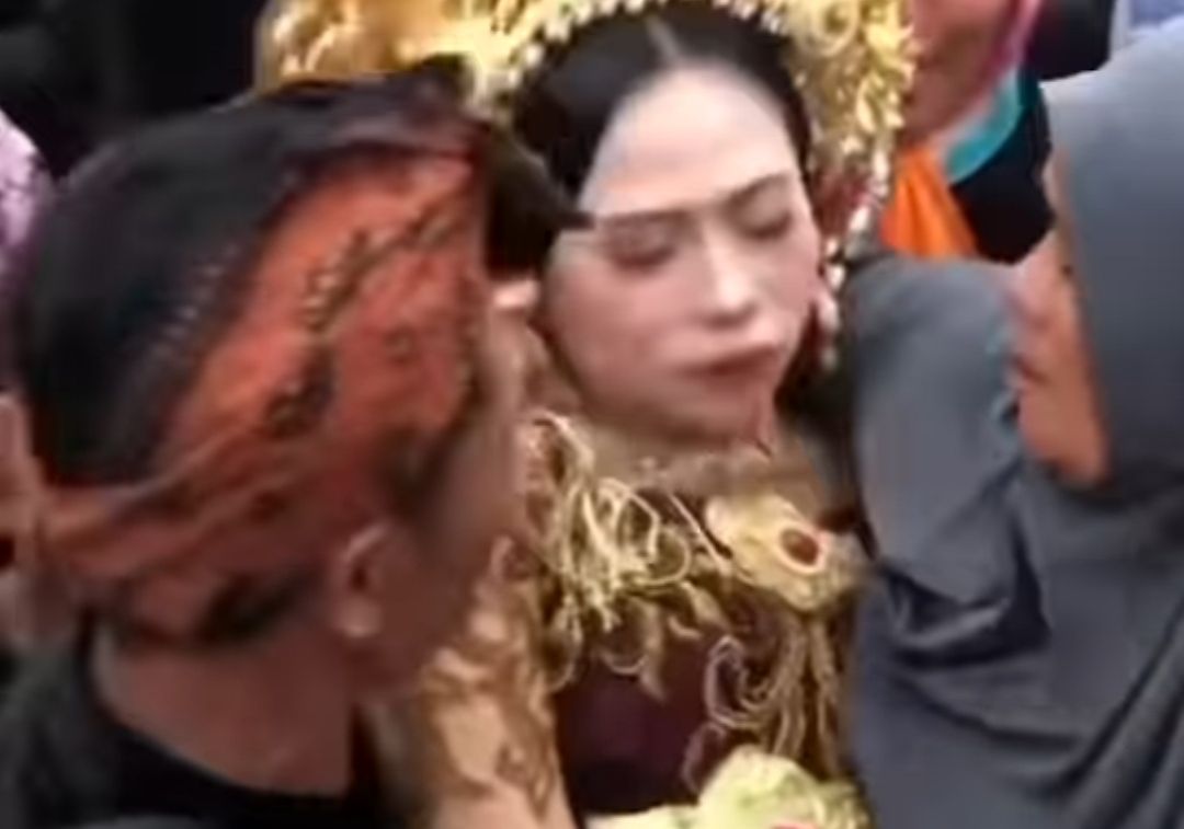 Pengantin perempuan menangis teresak-esak lalu pengsan, sukar terima ... Pengantin perempuan menangis teresak-esak lalu pengsan, sukar terima ...
