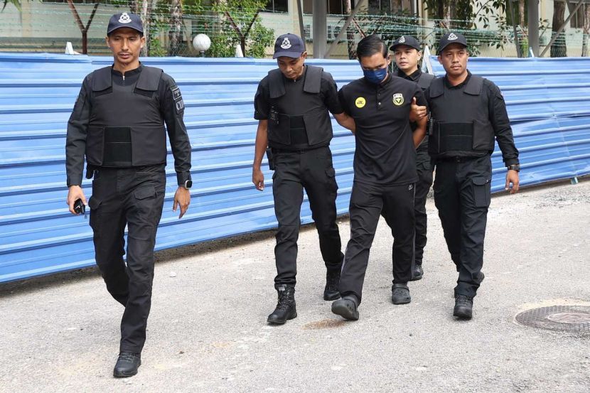 [V] Lans Koperal Alif Monjani didakwa bunuh Nur Farah Kartini - Semasa ...