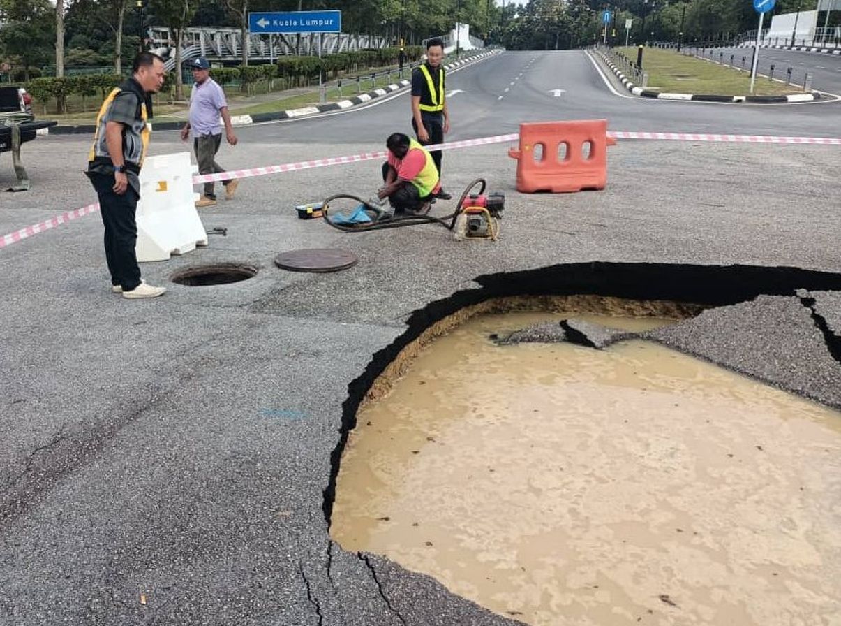 Lagi kejadian ‘sinkhole’ di Malaysia, lubang sedalam 1 meter muncul di ...