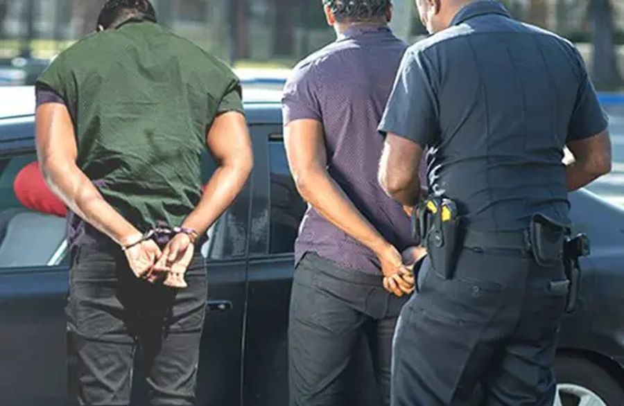 Ketua balai polis dan 2 rakan ditangkap berseronok di pusat hiburan ...