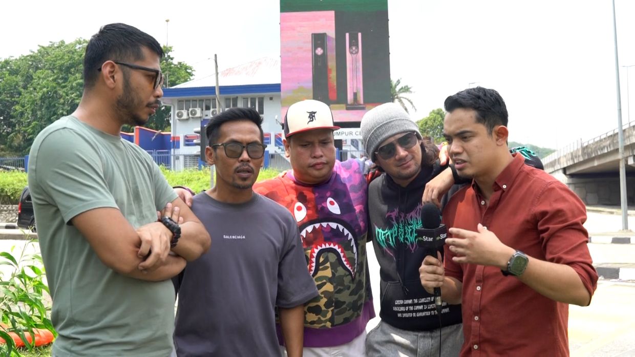 “Ini mahal tau!” - Dol's Podcast masuk billboard, muka 4 hos terpampang ...