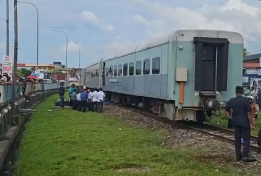 Tragedi pulang dari sekolah... Ibu maut, anak putus kaki digilis kereta ...