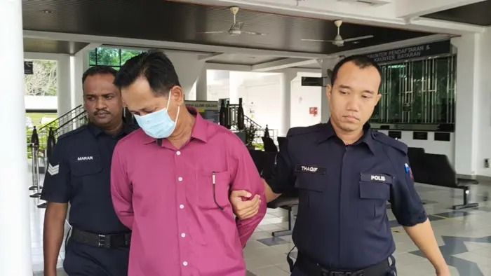 Bekas guru besar peluk, cium pipi dan dahi cikgu pelatih... Buat hal ...