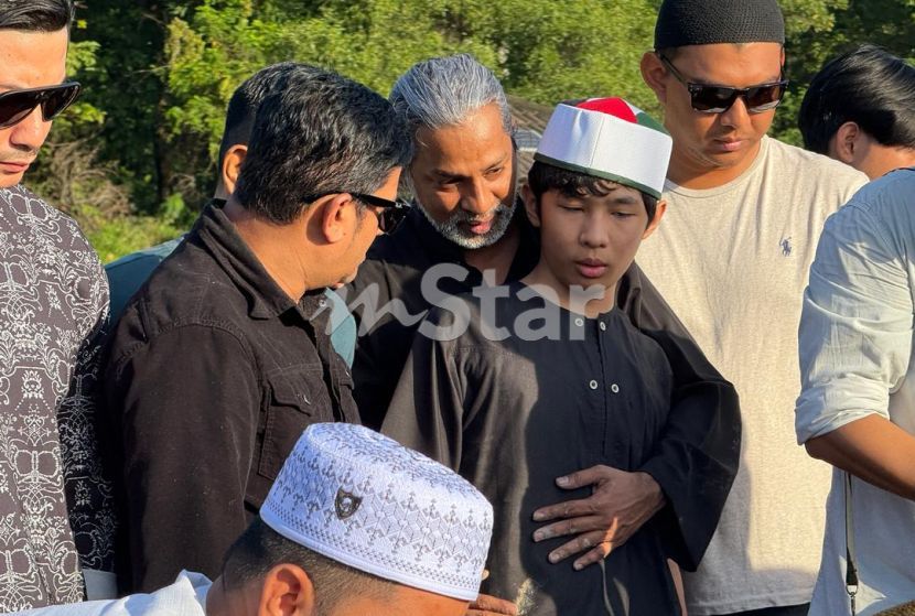 [V] Jenazah isteri Ridzuan Ridzokumura selamat dikebumikan, bunga ros ...