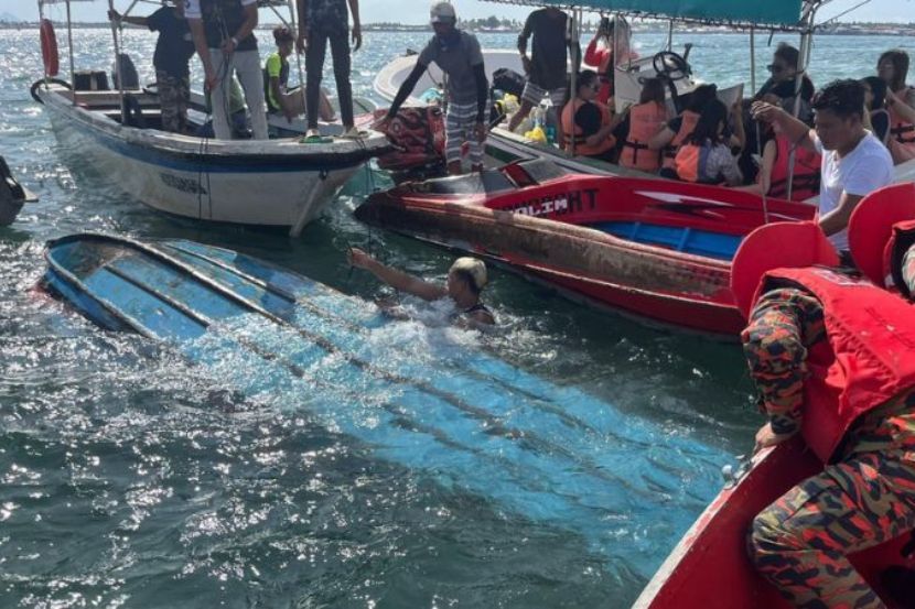[V] Dua bot bertembung, enam penumpang tercampak ke laut - Semasa | mStar