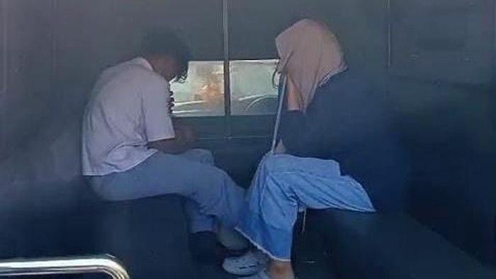 Lama parkir di masjid, 'projek' dalam kereta! Pak guard cekup pelajar ...