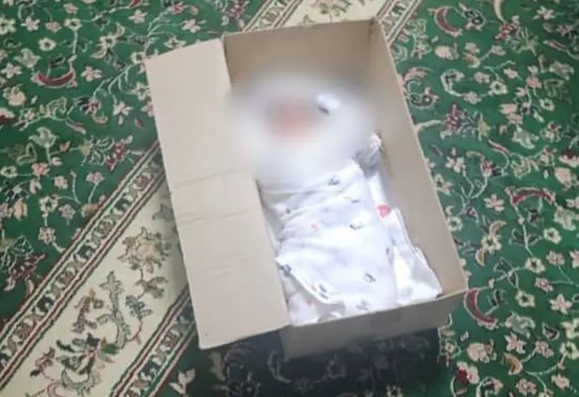 Bayi sindrom down masih bertali pusat ditinggalkan dalam kotak di ...
