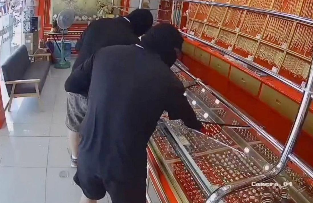 Sempat ‘berasap’ ketika rompak kedai emas, polis berjaya jejaki suspek ...